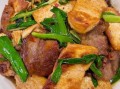 蒜苗豆腐炒肉怎么做_家常做法步骤详解