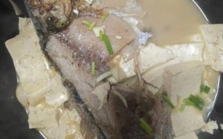 鲫鱼炖豆腐粉条怎么做_鲫鱼炖豆腐粉条的家常做法
