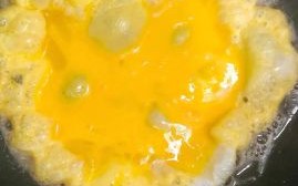 北方鸡蛋炖粉条怎么做_鸡蛋炖粉条家常做法