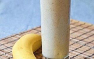 草莓摇摇奶昔怎么做_草莓摇摇奶昔热量高吗