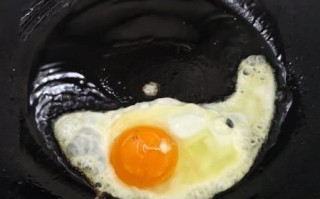 荷包蛋怎么煎不粘锅_煎荷包蛋的正确步骤