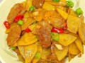 土豆红烧肥肠怎么做好吃_肥肠去腥技巧