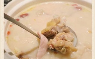猪肚鸡煲怎么做才正宗_猪肚鸡煲用什么汤底