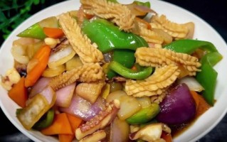 鱿鱼炒洋葱怎么做_鱿鱼炒洋葱的家常做法