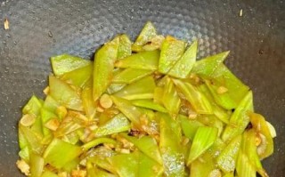 清炒莴苣片怎么炒才脆_清炒莴苣片要不要焯水