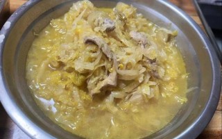东北猪肉炖酸菜怎么做_酸菜炖猪肉的家常做法