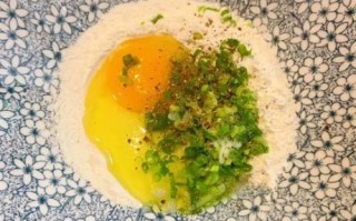 摊鸡蛋饼怎么和面_摊鸡蛋饼不粘锅技巧