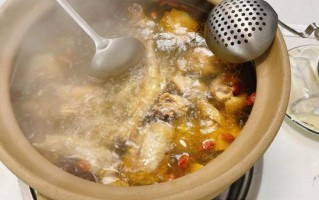 怎样煲鸡汤好喝_煲鸡汤放什么材料更鲜