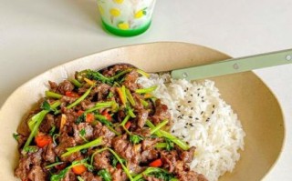 青椒炒牛肉盖浇饭怎么做_青椒炒牛肉盖浇饭热量高吗