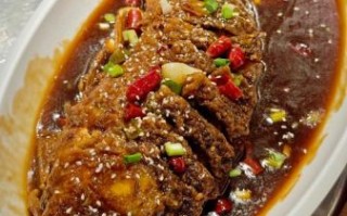 酱焖鲤鱼怎么做_酱焖鲤鱼的家常做法