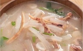 鱿鱼汤怎么做好吃又简单_家常鱿鱼汤的做法窍门