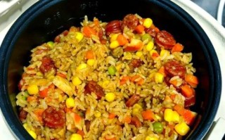 电饭煲煲仔饭怎么做才好吃_电饭煲煲仔饭做法窍门