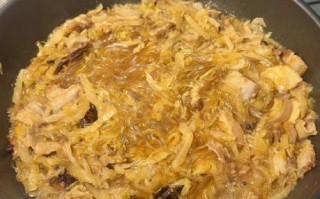 酸菜五花肉炖粉条怎么做_酸菜五花肉炖粉条的家常做法