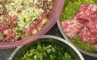 正宗芹菜猪肉饺子馅怎么做_芹菜猪肉饺子馅调馅技巧