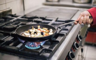 炒菜先热锅还是先放油_油温几成热下锅