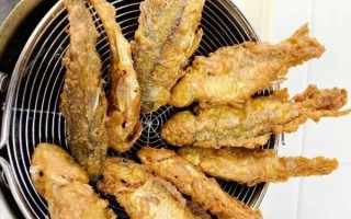 炸鲫鱼怎么做才酥脆_炸鲫鱼用面粉还是淀粉