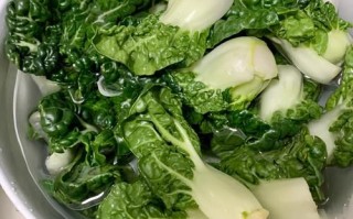 白菜怎么炒好吃_家常白菜做法视频