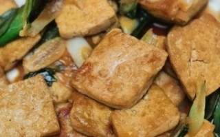 小葱炒豆腐怎么做_小葱炒豆腐需要焯水吗
