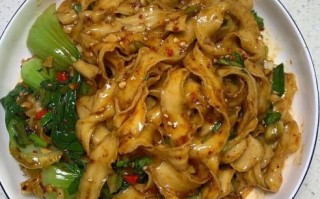 油泼面怎么做才好吃_家庭版油泼面简单做法