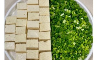 小葱拌豆腐怎么做_小葱拌豆腐要不要焯水