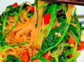 菠菜拌粉丝怎么做_菠菜拌粉丝需要焯水吗