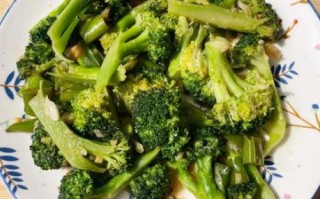 清炒西兰花怎么炒才翠绿_清炒西兰花焯水几分钟