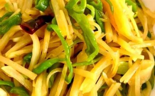 青椒土豆丝怎么炒才脆_土豆丝要不要焯水
