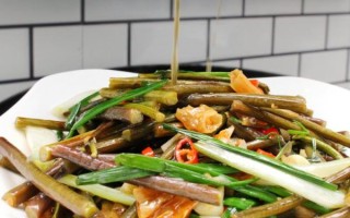 炒蕨菜怎么炒才好吃_蕨菜焯水几分钟去涩味