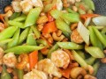 西芹炒虾仁腰果怎么做_西芹炒虾仁腰果热量高吗