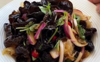 凉拌木耳怎么做好吃_木耳凉拌要不要焯水