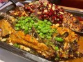 烤鱼图片真实饭桌照_烤鱼怎么摆盘好看