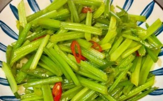素炒芹菜怎么炒好吃_家常素炒芹菜做法