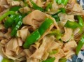 豆腐皮怎么炒比较嫩_豆腐皮炒前要不要焯水
