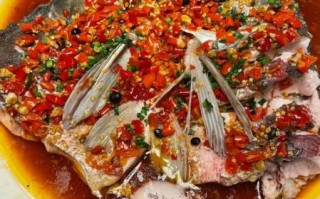 湘菜特色菜有哪些_湖南剁椒鱼头怎么做才正宗