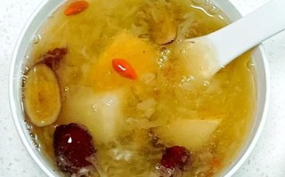 银耳雪梨羹怎么做_银耳雪梨羹的功效与禁忌