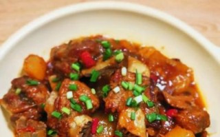 红烧排骨土豆怎么做_红烧排骨土豆先放哪个