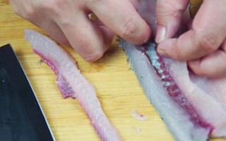 鲫鱼怎么切块_鲫鱼切块技巧