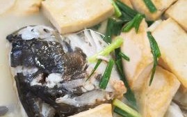 鱼头炖豆腐汤怎样炖白_鱼头豆腐汤怎么熬白 鱼头炖豆腐汤怎样炖白_鱼头豆腐汤怎么熬白
