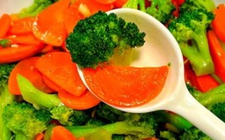 西兰花炒胡萝卜怎么炒好吃_西兰花炒胡萝卜需要焯水吗