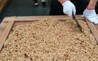 花生糖怎么做_花生糖为什么粘牙