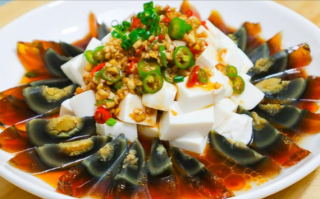 内酯豆腐松花蛋怎么做_松花蛋拌内酯豆腐几分钟搞定