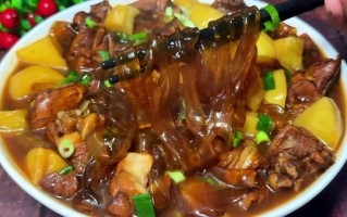 鸡肉炖粉条怎么做_鸡肉炖粉条的家常做法