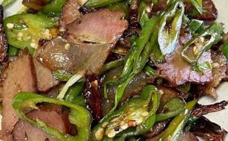 青椒炒腊肉怎么做_腊肉炒青椒先炒哪个