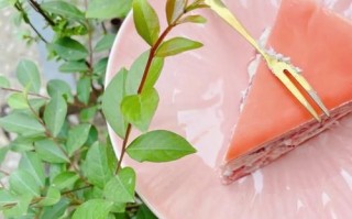 草莓千层蛋糕怎么做_千层蛋糕皮不破裂技巧