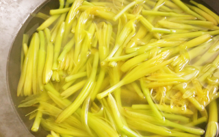 鲜黄花菜怎么焯水_鲜黄花菜做法大全