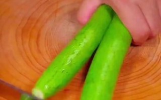 清炒丝瓜怎么做_丝瓜炒多久才翠绿不黑