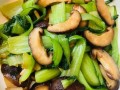 青菜炒香菇怎么炒好吃_青菜炒香菇要不要焯水