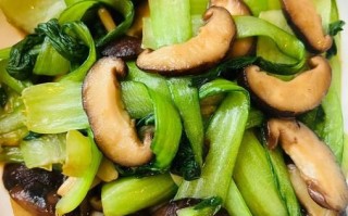 青菜炒香菇怎么炒好吃_青菜炒香菇要不要焯水