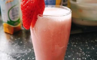 榨草莓牛奶怎么做_草莓牛奶榨汁比例