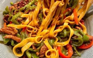 青椒炒肉怎么做_青椒炒肉捞面做法